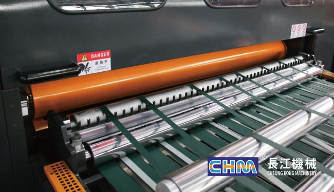 High precision synchronic-fly cutting unit