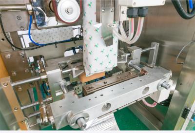China Medium Automatic Vertical Packing Machine Granules Seeds Nuts Vibrating Plate for sale