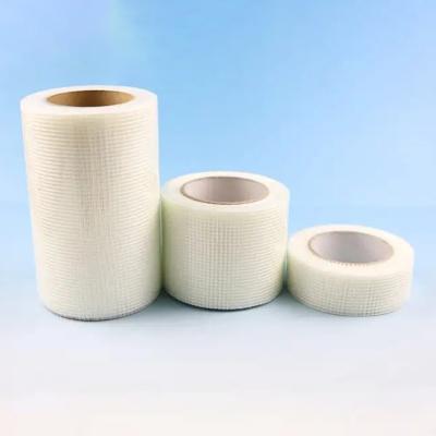 China Twill Woven Grid Fiberglass Mesh Tape With Adhesion Strength Fiber Mesh Tape for sale