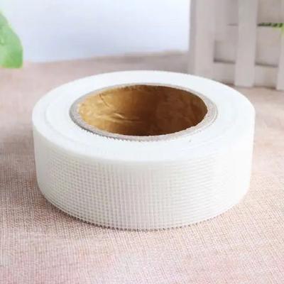China Twill Woven Grid Fiberglass Mesh Tape With Adhesion Strength Fiber Mesh Tape for sale