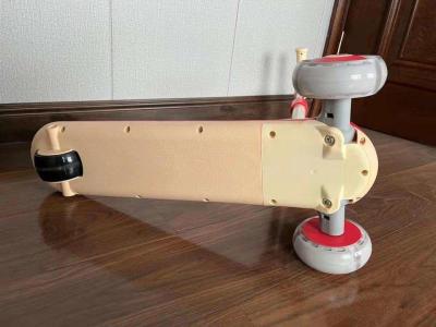 Cina Sedile in pelle morbida 3 ruote guida su scooter auto per bambini Un pulsante pieghevole Neutrale per genere in vendita