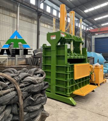China Verticale hydraulische baler met een capaciteit van 650 kg voor plastic en kartonnen verpakkingen Te koop
