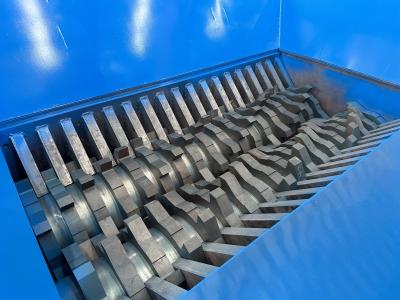China Máquina de trituración de metales de doble eje para reciclaje personalizado en varias industrias en venta