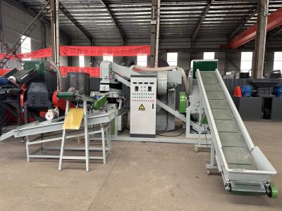 Cina Facile da usare Macchina automatica di riciclaggio del granulatore di rame secco per riciclaggio di fili di cavo in vendita