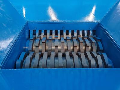 Cina Trituratore a doppio albero ricicla in modo efficiente rottami di metallo e plastica con facile utilizzo in vendita