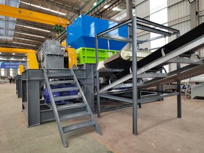 Cina Trinciatrici di metalli di grande capacità per il riciclaggio di pezzi di plastica in impianti di produzione in vendita