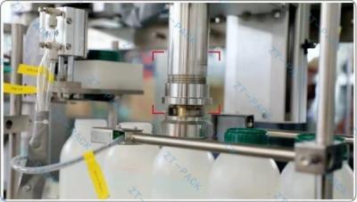 Cina Macchina automatica automatica di sigillamento del cappuccio di Tightener 2500bph del cappuccio del sapone liquido dell'olio in vendita