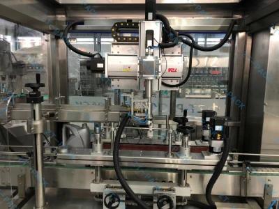 Cina Macchina automatica automatica di sigillamento del cappuccio di Tightener 2500bph del cappuccio del sapone liquido dell'olio in vendita