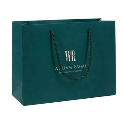 Cina Luxury Custom Logo Shopping Paper Bag Printed Gift Retail Craft Gioielli Cosmetici in vendita