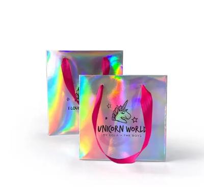 Chine Logo personnalisé Griffe de ruban rose brillant de luxe Sac en papier cadeau artisanat bijoux emballage cosmétique papier holographique achats à vendre