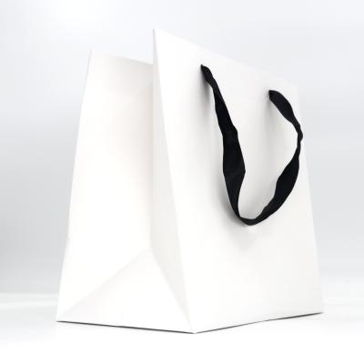 Chine Logo personnalisé Luxe sac de magasinage en carton recyclé sac cadeau pour l'artisanat de vêtements anniversaire ou cadeau d'utilisation à vendre