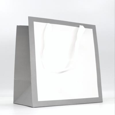 Chine Vente en gros de produits de luxe pour l'impression de cadeaux Vente de sacs en papier de poupée Jouets de bijoux recyclables Snacks Logo de marque personnalisé à vendre