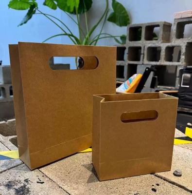 China Hoogwaardige kraftpapieren zak met dikke gaten speciale handtas geschenkzak vierkant geschenk verpakking zak opslag aangepast logo for sale