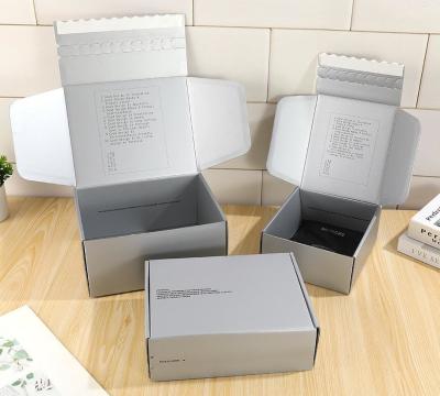 China Custom Hardware Grijze Zip Mailer Box Extra hard gegolfd papier voor kleding en ondergoed Express Box for sale