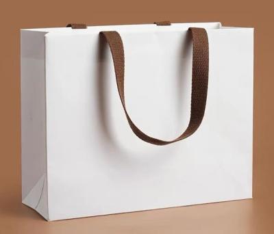 Sacchetti per imballaggio personalizzati per negozi di abbigliamento, sacchetti regalo per le festività, sacchetti di carta stampati a colori per la pubblicità aziendale