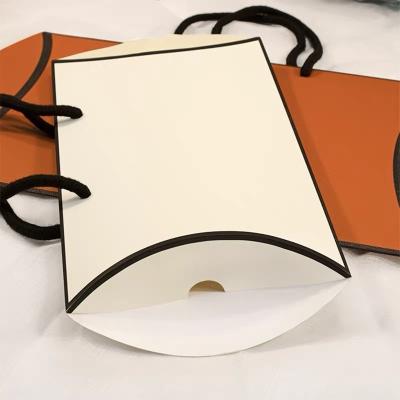Cina Confezione regalo con foulard in seta squisita con logo personalizzato, regalo di compleanno, borsa di carta per biancheria intima in vendita