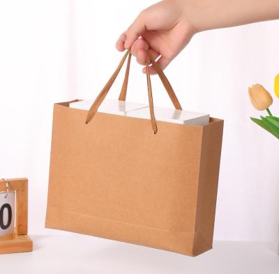 Cina Borse di mano Borse di carta Kraft Borse di Natale Imballaggio Borse regalo Abbigliamento regalo Negozio di abbigliamento Stampa logo in vendita