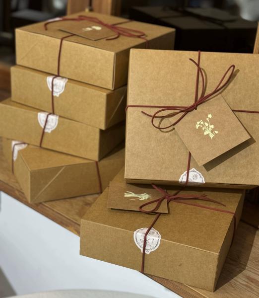 Quality Kraft Paper Gift Boxes For Afternoon Tea Empty Recyclable Packaging For Treats Favors for sale