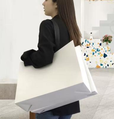 Китай Напечатанные на заказ белые бумажные пакеты Kraft с веревочными ручками для бутиков продается