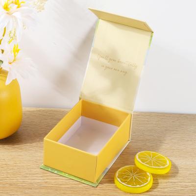 China Custom Magnetic Flip Top Gift Box for Perfume Kraft Paper for sale