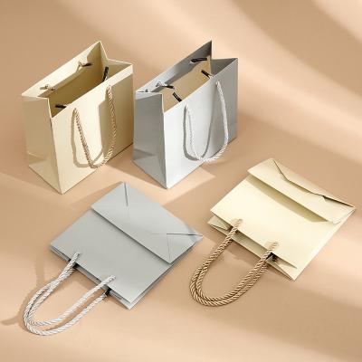 China Silver Jewelry Box Paper Bag Beige Fashion High End Gift Packaging Handbag for sale