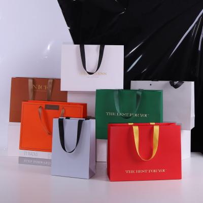 중국 맞춤형 로고와 함께 뜨거운 스탬핑 핸드백 두꺼운 흰색 카드보드 쇼핑 종이 가방 판매용