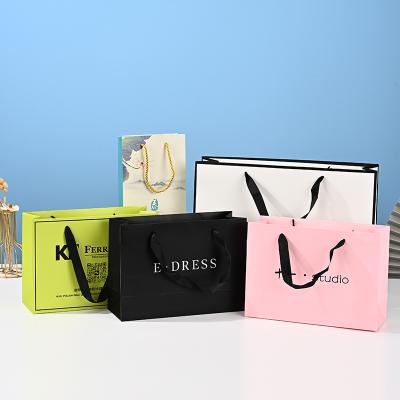중국 두꺼운 흰색 판지 핸드백 맞춤형 기념품 가방 의류 매장 휴일 선물 가방 판매용