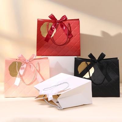 중국 부각된 금 엽지 선물 가방 쇼핑 가방 옷 선물 맞춤 판매용