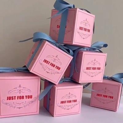 Cina Scatole rosa per bomboniere Grand Budapest Hotel, confezioni di caramelle per matrimoni, design di ispirazione vintage in vendita