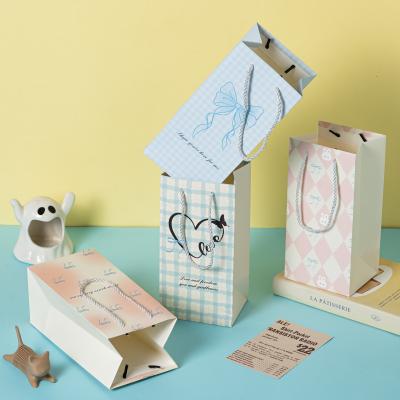 중국 귀여운 만화 정교한 선물 포장 종이 가방 선물 핸드백 맞춤 패턴 인쇄 판지 가방 판매용