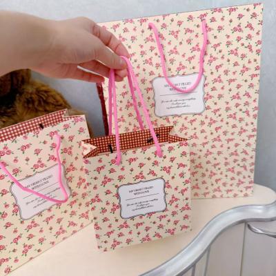 Китай Подарочный пакет с цветочным принтом для дня рождения, подарочный пакет, сумка для магазина женской одежды, большая, на заказ, сумка с надписью продается