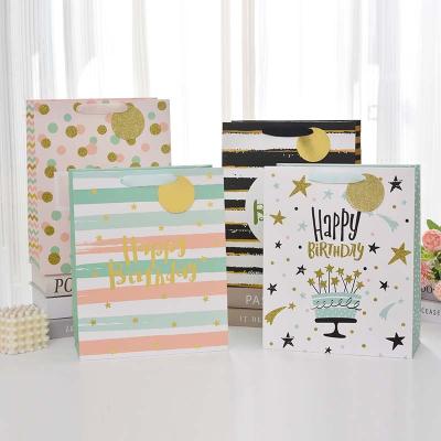 Китай Новый дизайн подарочного пакета на день рождения, упаковка, английский бумажный пакет, горячее тиснение, белый картон, сумка продается