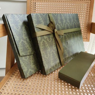 Cina Scatole di carta stampate su misura Ideali per l' imballaggio Pigiama Intimo Sciarpe Abiti da capo Come regali di compleanno in vendita