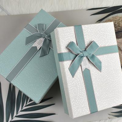China Customized Gift Boxes With Lids, Business Gift Boxes Cosmetic And Holiday Scarf Packaging Boxes for sale