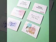 Ensemble de cartes de vœux estampées à la feuille d'or avec motifs floraux