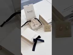 高級ブック型ジュエリーボックス 磁気フリップトップ シルクのリボン付き ネックレス ブレスレット用プレミアムギフト包装