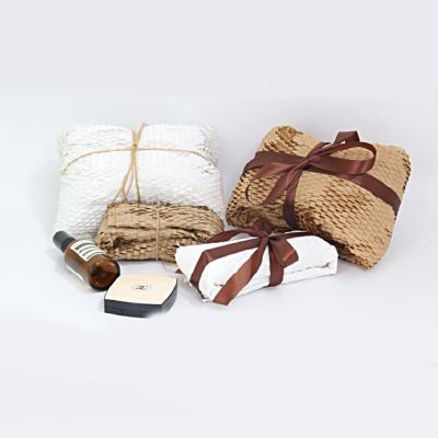 中国 Eco Friendly Recyclable Honeycomb Paper Roll Paper Kraft Cushioning Wrapping Paper 販売のため