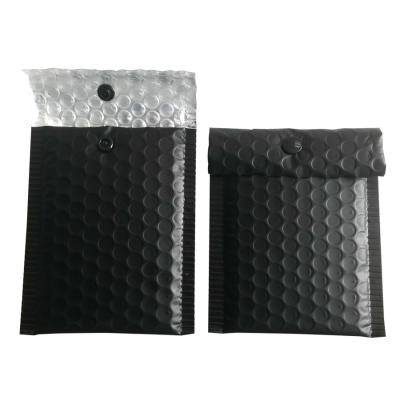 Cina Recycling Custom Matte Black Packaging Bags Metallic Bubble Mailers with Button in vendita