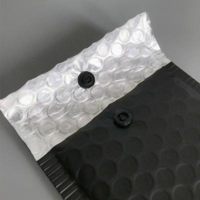 中国 Recycling Custom Matte Black Packaging Bags Metallic Bubble Mailers with Button 販売のため