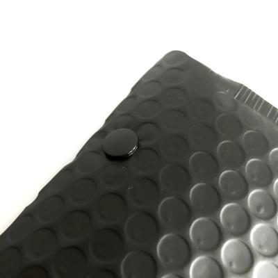 中国 Recycling Custom Matte Black Packaging Bags Metallic Bubble Mailers with Button 販売のため