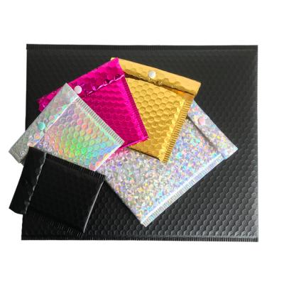 中国 Recycling Custom Matte Black Packaging Bags Metallic Bubble Mailers with Button 販売のため