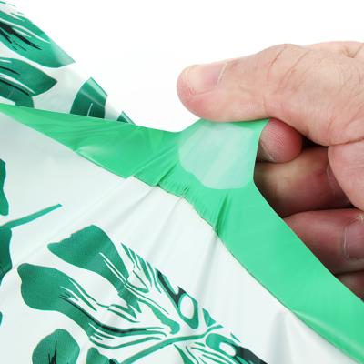 Cina Custom Printing Green Big Flap Lock Courier Postage Polythene Bag Self Seal Poly Mailers 14.5x19 Mailing Bags With Logo in vendita