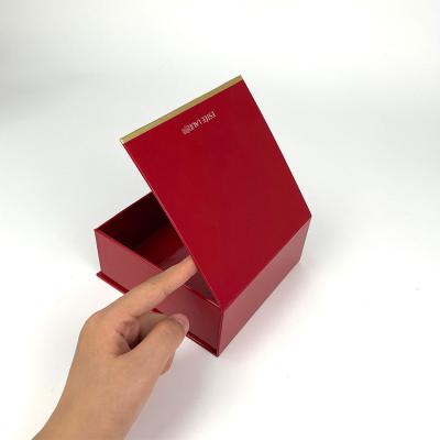 Cina Luxury Glossy Lamination Red Hard Cardboard Rigid Paper Magnetic Gift Packaging Box in vendita