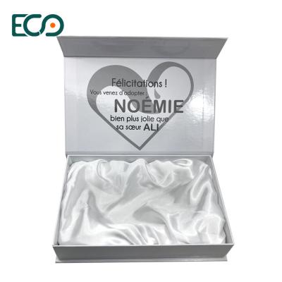 China Custom Silk Fabric Gift Box Paper Magnetic Gift Rigid Box Te koop