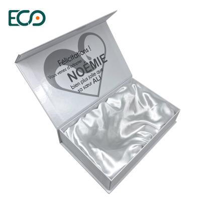 China Custom Silk Fabric Gift Box Paper Magnetic Gift Rigid Box à venda