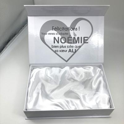 China Custom Silk Fabric Gift Box Paper Magnetic Gift Rigid Box à venda