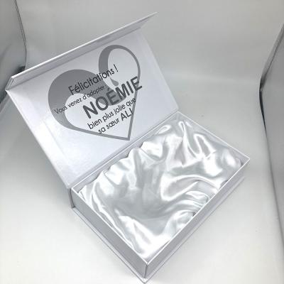 China Custom Silk Fabric Gift Box Paper Magnetic Gift Rigid Box à venda