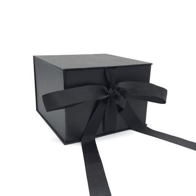 Cina Luxury Book Shaped Rigid Cardboard Foldable Gift Mailer Box With Double Faced Adhesive Tape in vendita