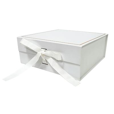Cina Luxury Magnetic Engagement Gift Packaging Folded Paper Box With Self Adhesive in vendita