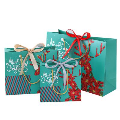 Cina Printed Gift Packing Paper Bag Green Fancy Boutique Ribbon Christmas Shopping Paper Bag in vendita